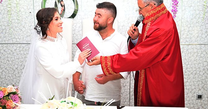 Ülkeleri savaşırken Rus gelin ile Ukraynalı damat dünya evine girdi